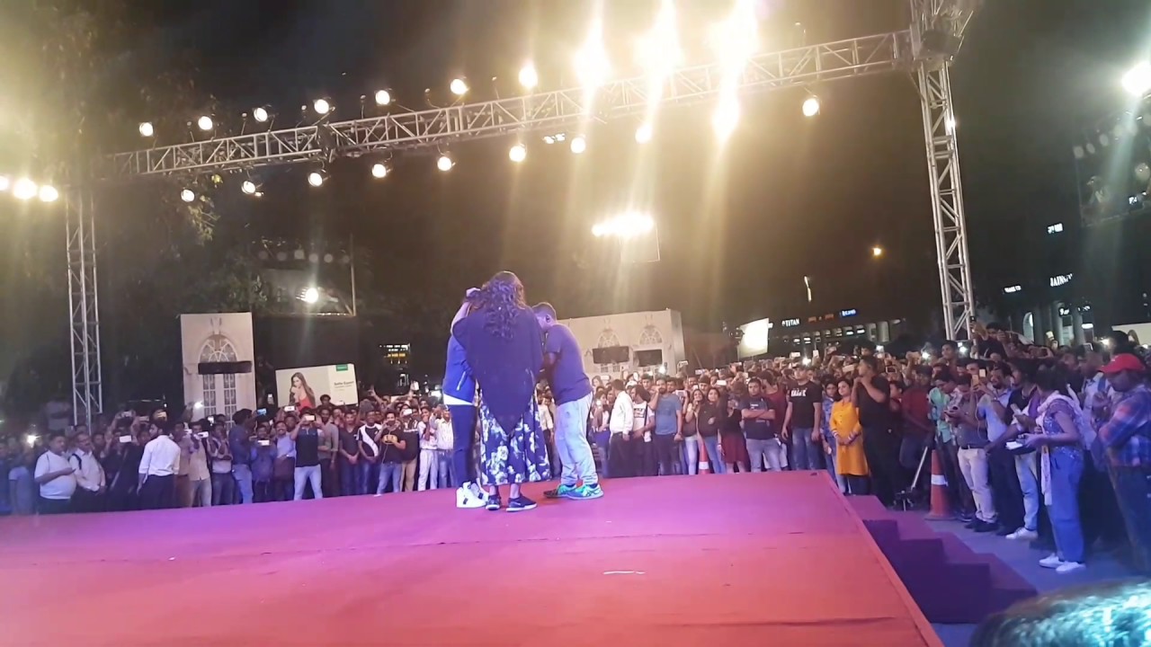 Ravi Dubey & Krishna (Comedy Circus) in Connaught Place Part 1 - YouTube