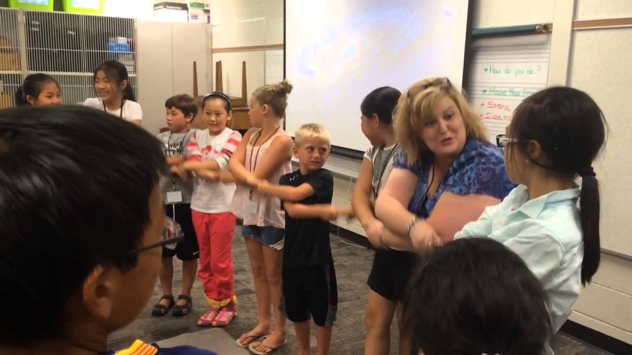 Watch visiting Chinese students participate in sing along - YouTube