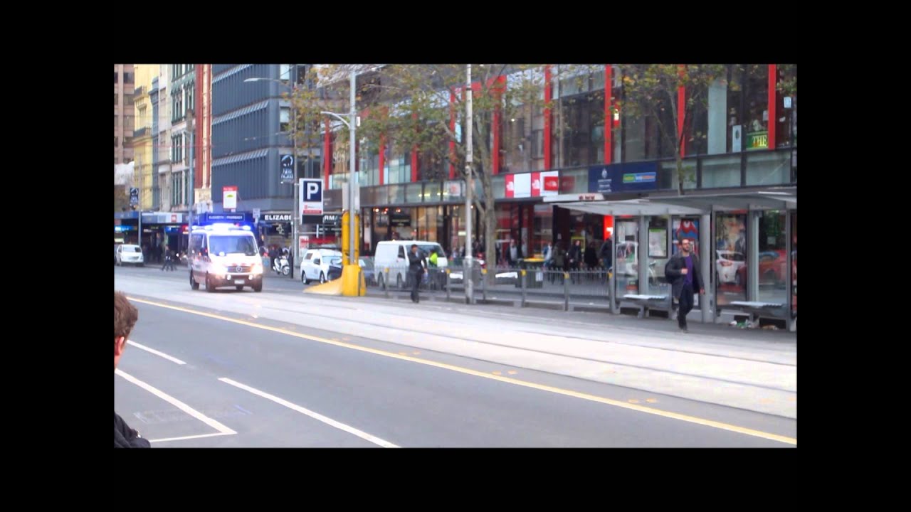 Melbourne Ambulance Responding - YouTube