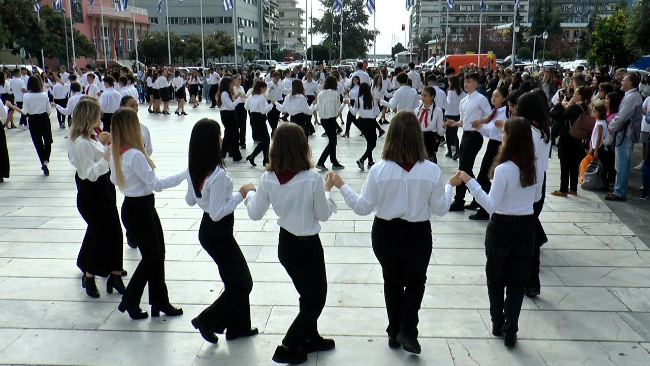 Παραδοσιακοί χοροί μαθητών στον Δημοτικό Κήπο Καβάλας για την 28η ...