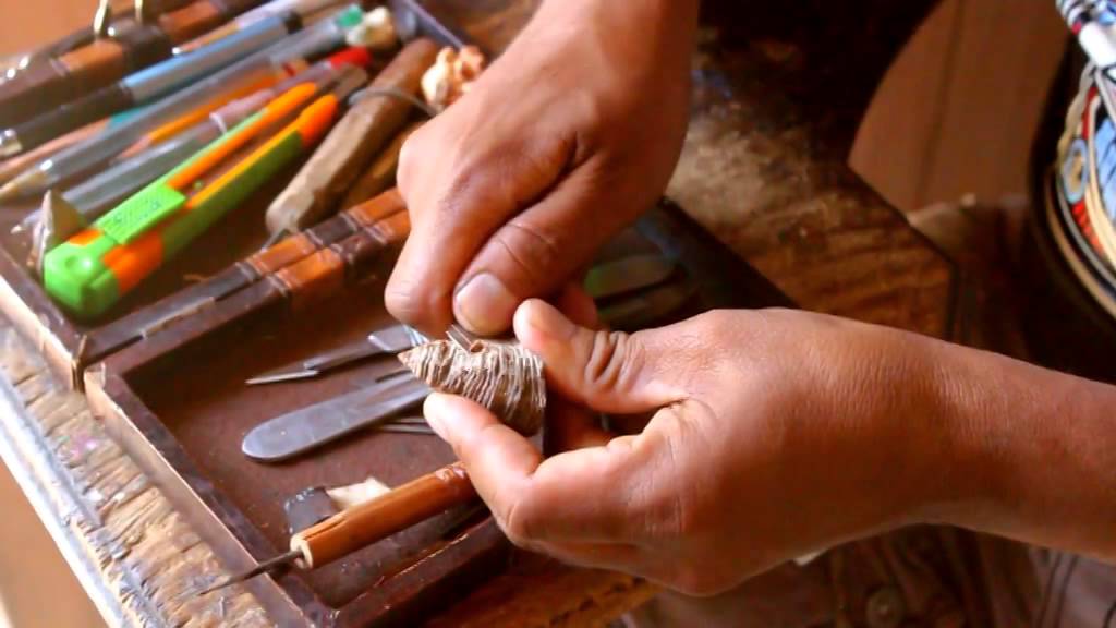 Tallado en hueso y madera - YouTube