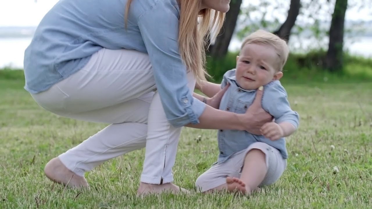 Baby falling over - YouTube