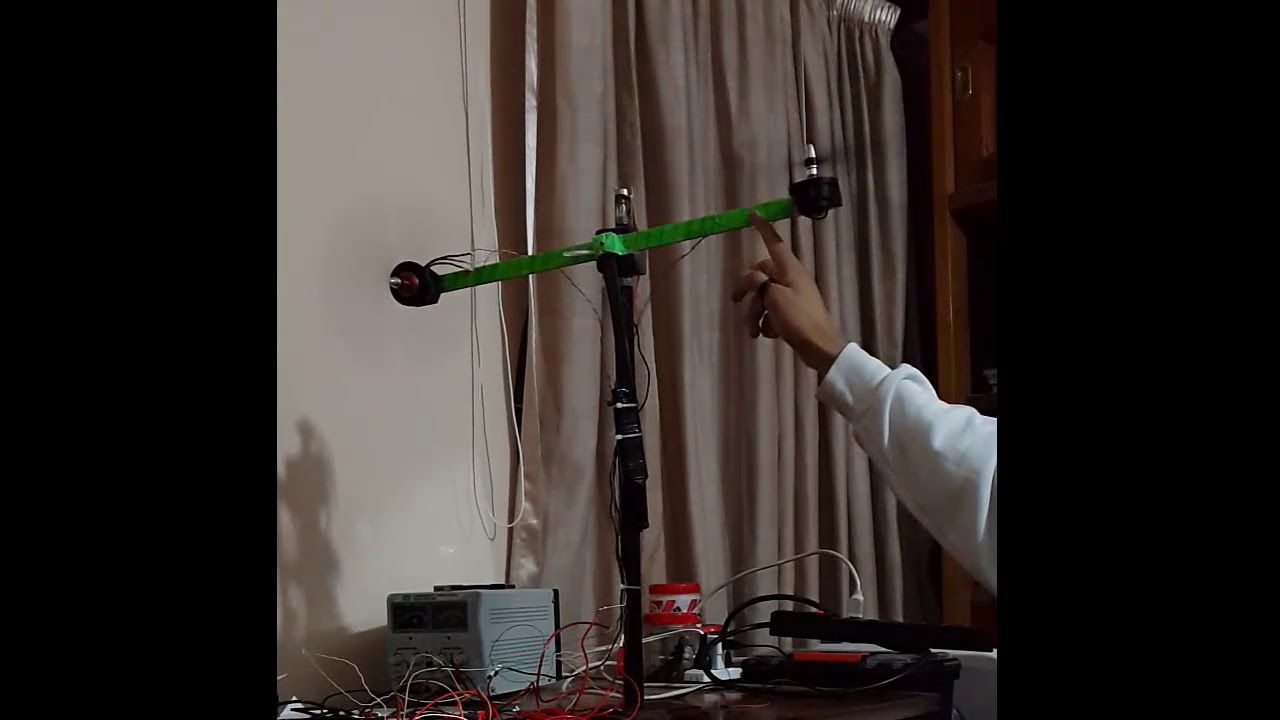 Twin Rotor MIMO System (TRMS) Controlado con PID - YouTube