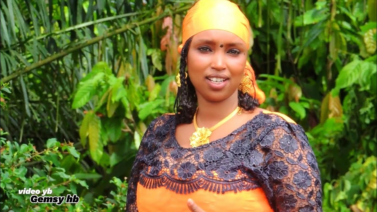 Younousa ft Ramatou gano clip officiel - YouTube