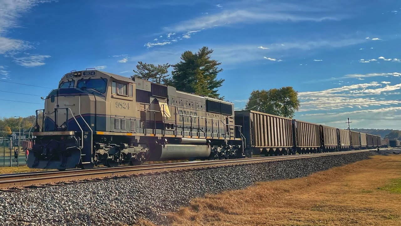 BNSF 9824 (Executive/Grinstein Paint) idling in Rockwood, TN on a Empty ...