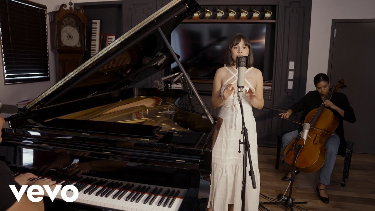 MAURA NAVA - A La Mitad (Acoustic Live Performance) - YouTube