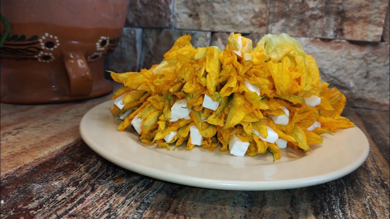 FLOR de CALABAZA capeada en salsa verde tatemada 😋 económico - YouTube