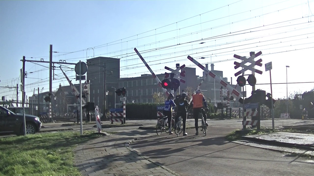 Spoorwegovergang Halfweg-Zwanenburg//Dutch Railroad Crossing - YouTube