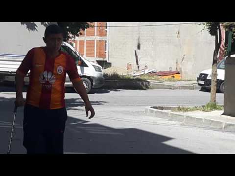 İçerde de oynayan çoşkun un küçük versionu!(komik)!