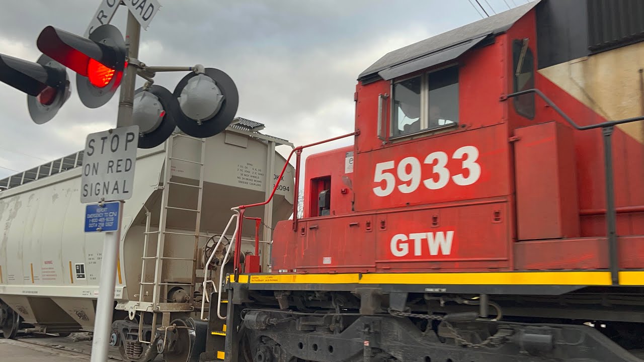 GTW 5933 leads the Flat Rock Sub local southbound at Vinewood Ave 4/26/22 - YouTube