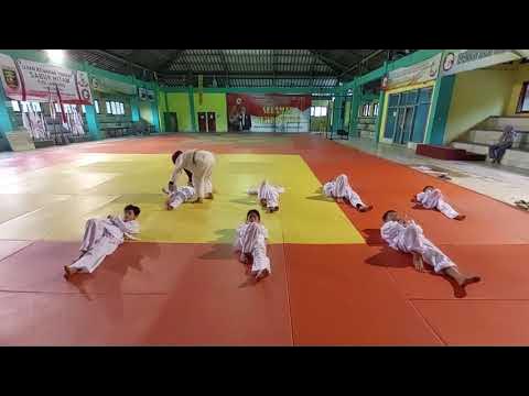 latihan judo pemula anak2 alhamdulillah lumayan - YouTube