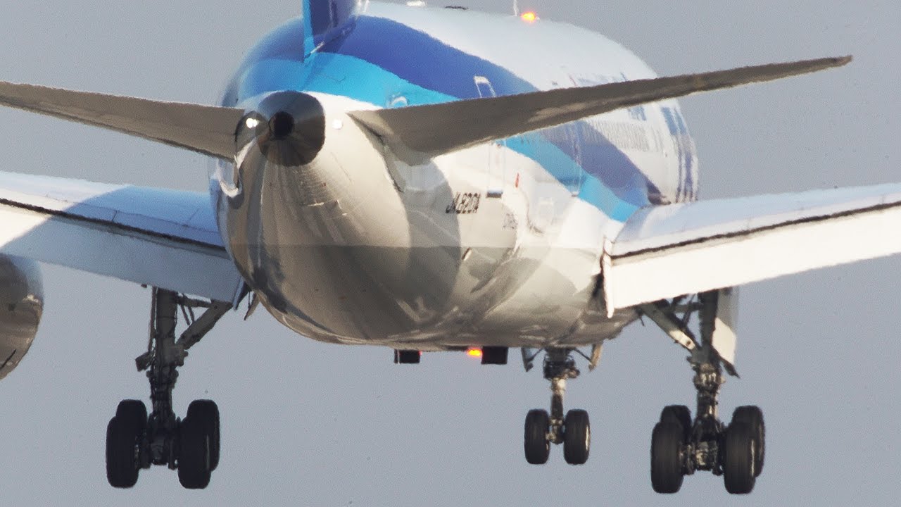 BOEING 787 Landing in 4K - YouTube