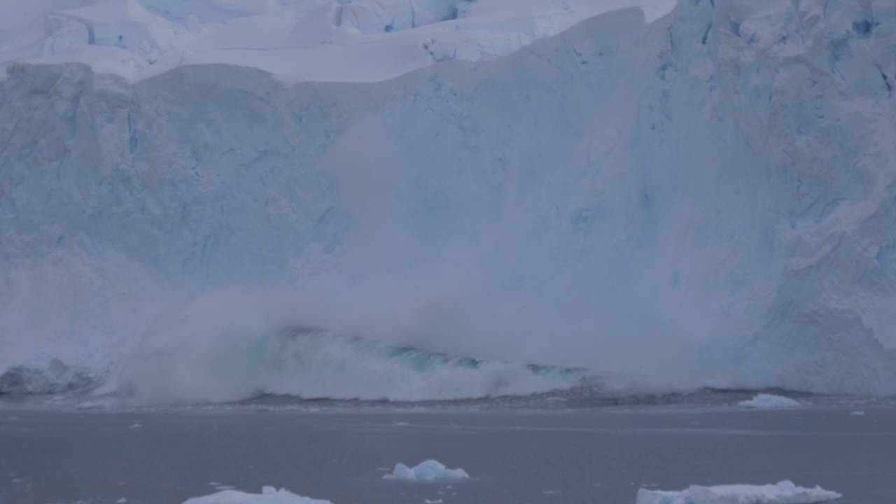 Antarctica: Ice breaking off - YouTube