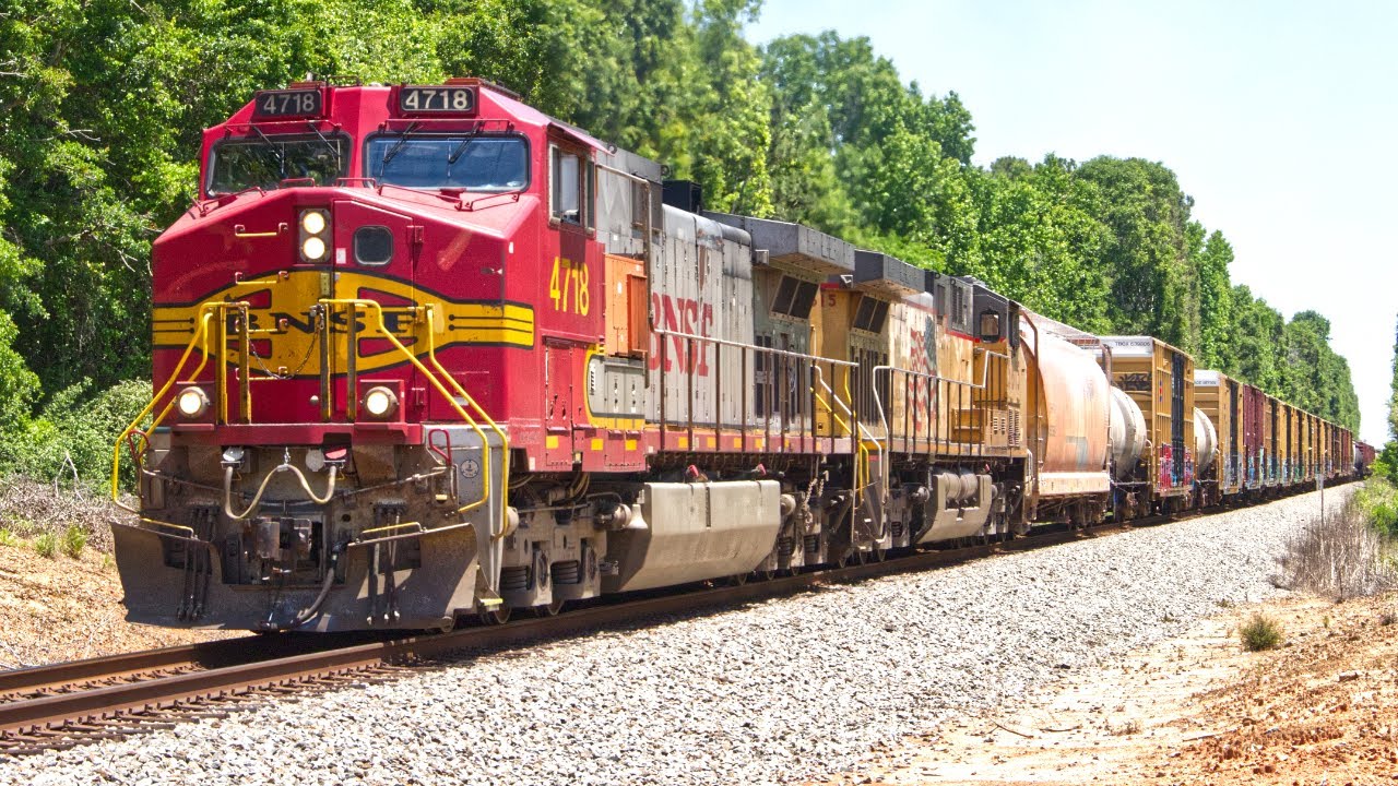 BNSF "Fakebonnet" 4718 Leads train 187 North 5-11-22 - YouTube