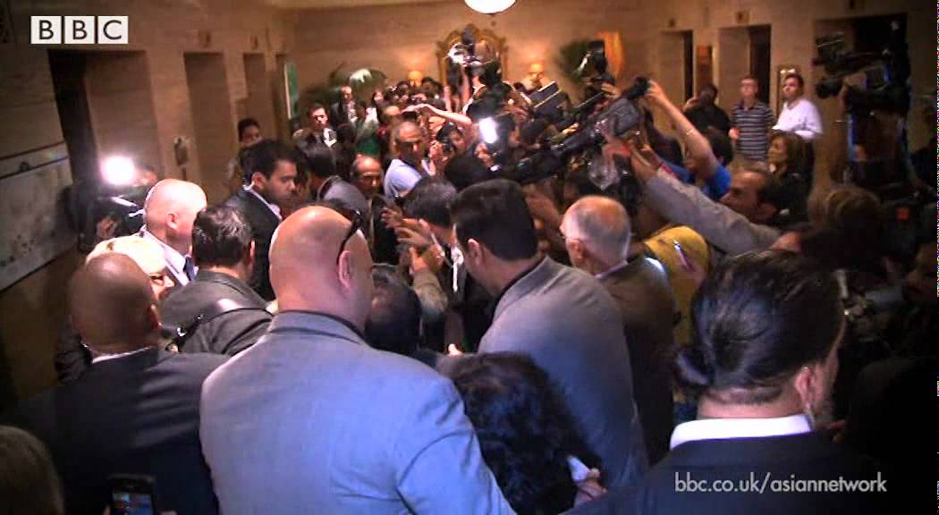 Shah Rukh Khan arrives in Toronto for IIFA Weekend 2011 - YouTube