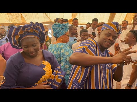ODUNLADE ADEKOLA’S YOUNGER BROTHER AND HIS WIFE DANCE AT HIS FATHER’S BURIAL CEREMONY 