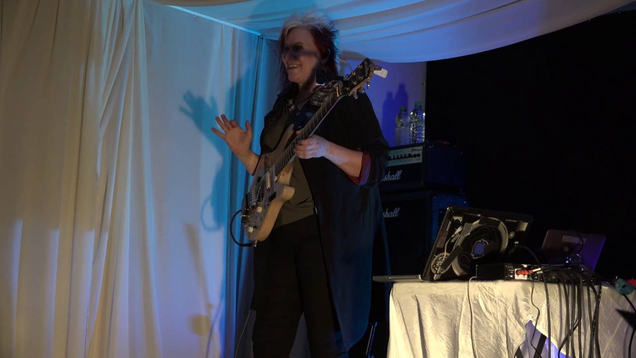 Jennifer Batten Talks about Tour outfits with Michael Jackson - YouTube