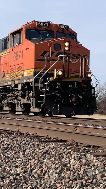 70 mph BNSF Z train heading east!! #bnsf #bnsftrains #train #bnsfrailway #railroad - YouTube