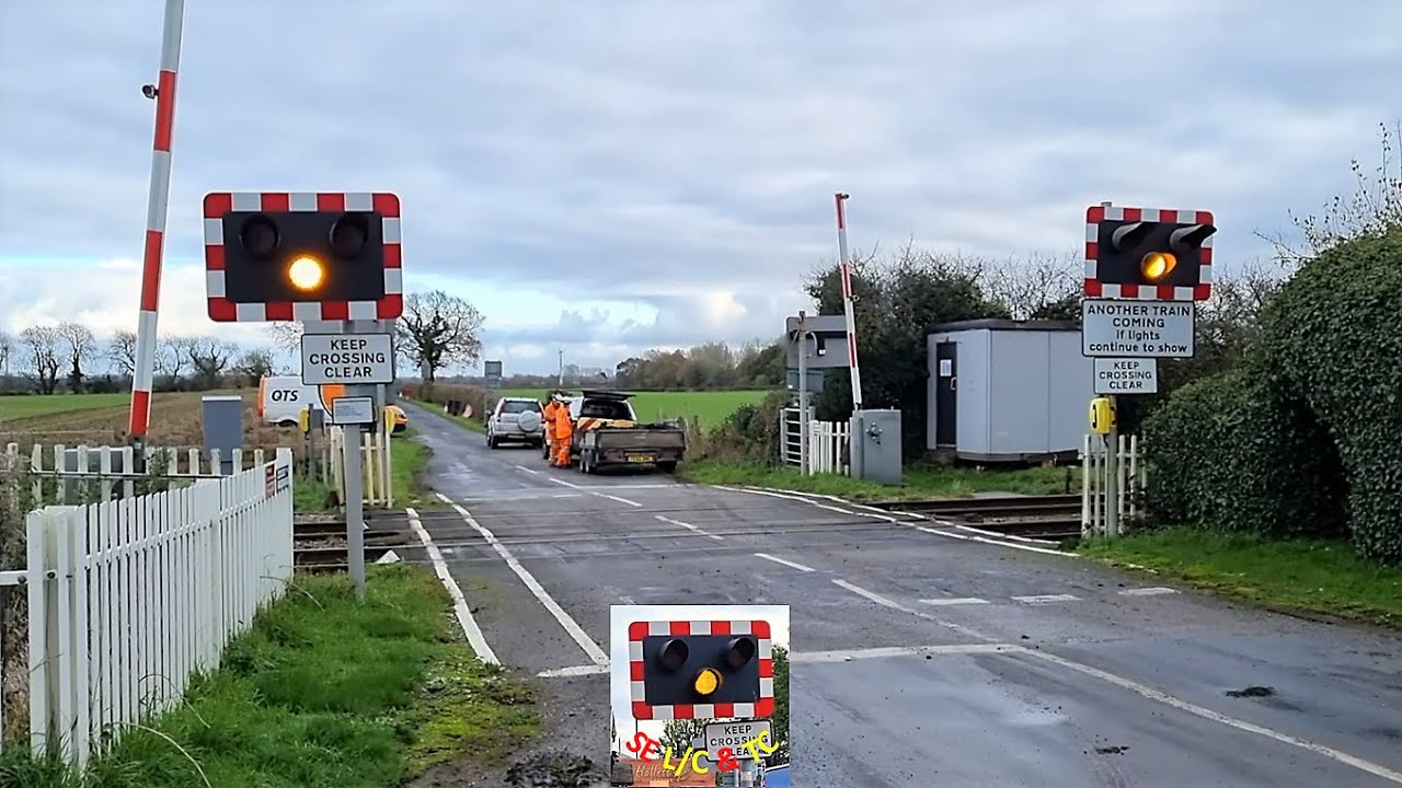 Kilnwick Level Crossing, East Riding of Yorkshire - YouTube