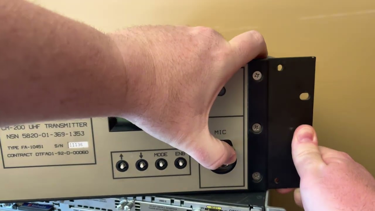 Motorola CM-200 UHF Airband transceiver - YouTube