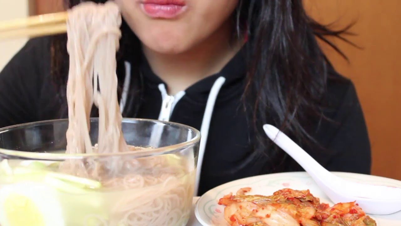 ASMR Eating: Korean Cold Noodles/Naengmyeon 냉면 (No Talking) - YouTube