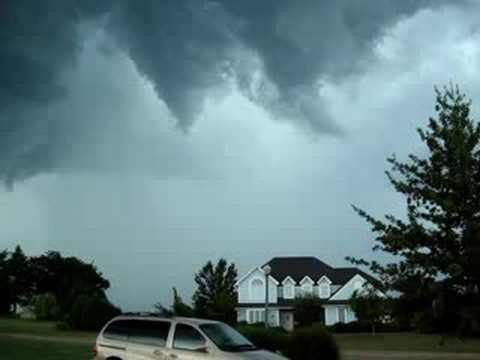 A brief Tornado Vortex Signature with this Thunderstorm - YouTube