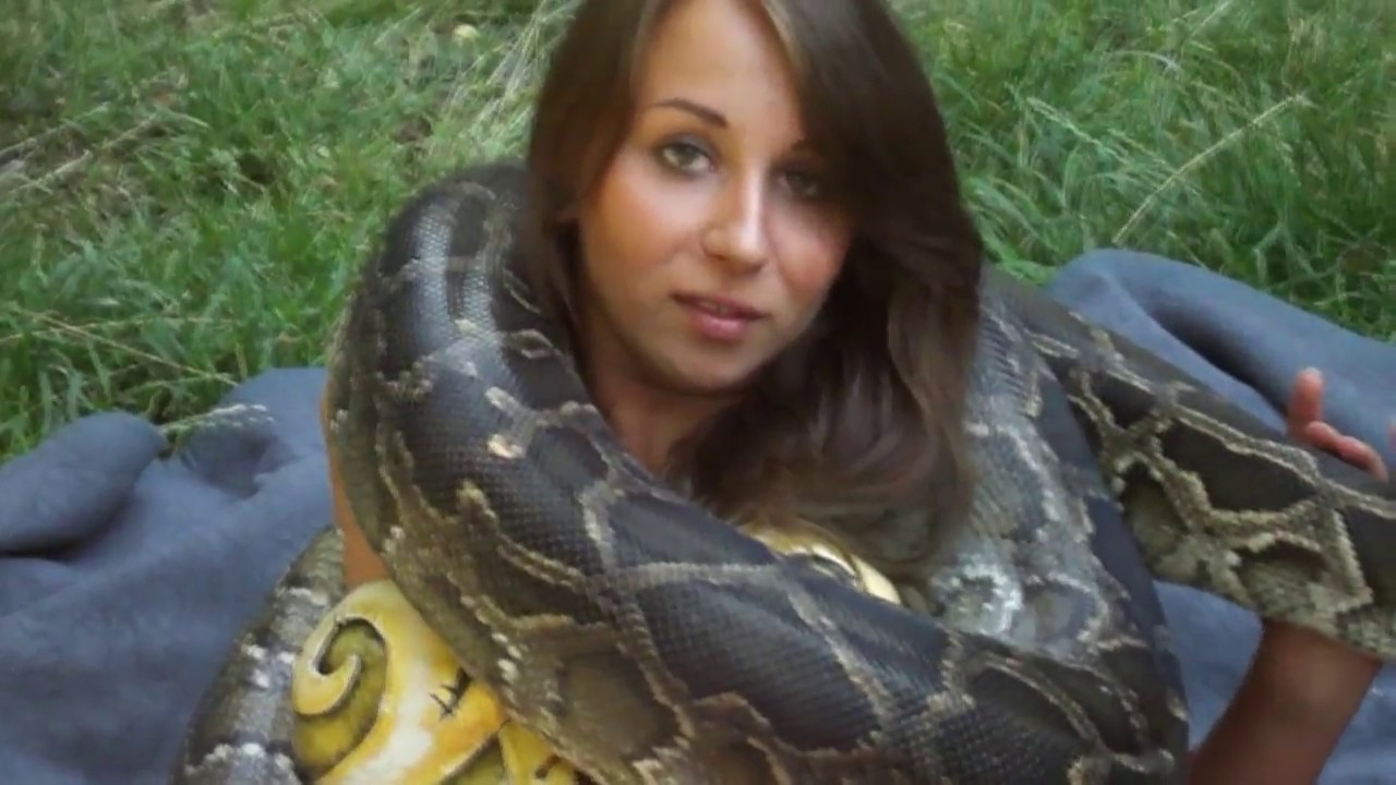 Girl With Big Python Around Her Neck Youtube