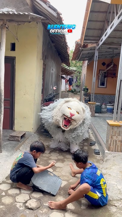 Dua Bocil lagi mainan pasir pasiran digigit can macanan temennya bantu tolongin - YouTube