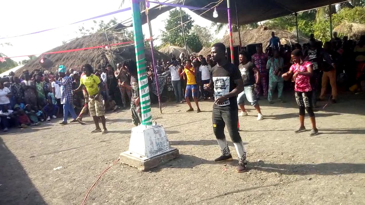 Alpha Agbodo en spectacle à Sahouè (2) - YouTube