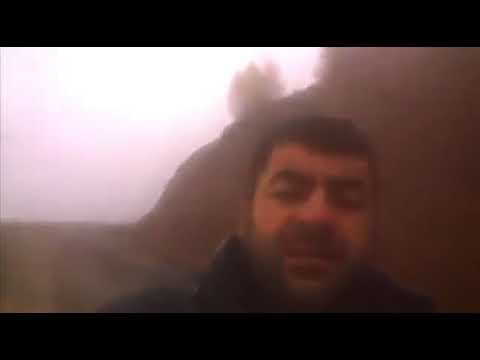 Bilge Adam Reis Sisli Arazide Çatışma Sesleri Eşliğinde Yürüyüp Şarkı Söylüyor