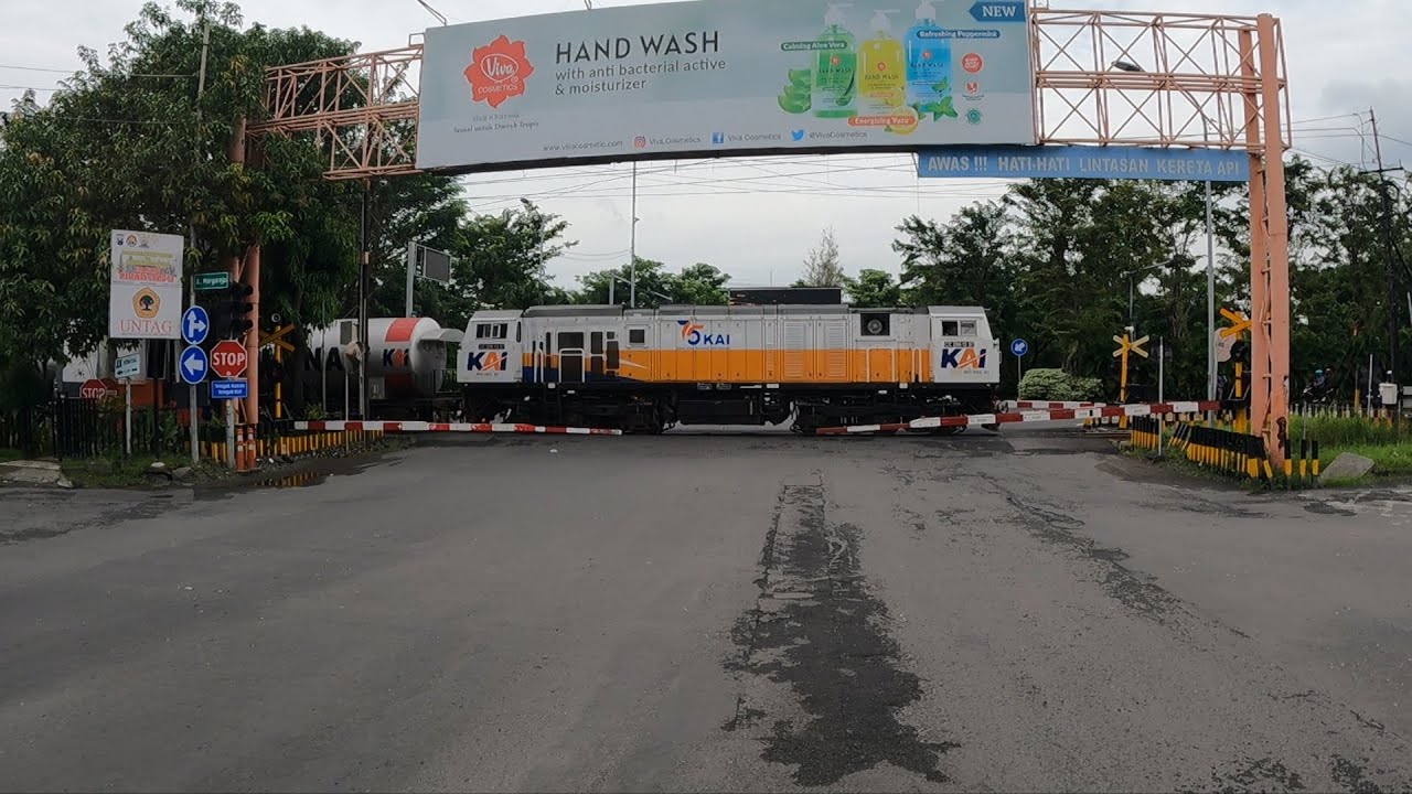 Perlintasan Sepur Margorejo Indah - YouTube