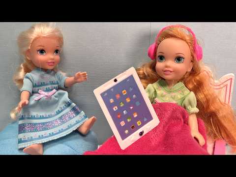 Too much tablet time ! Elsa & Anna toddlers - Barbie dolls