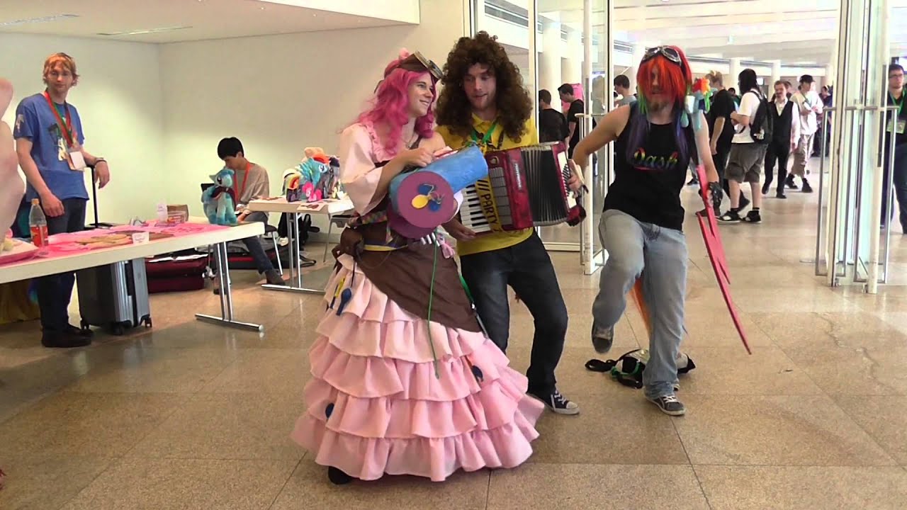 GalaCon 2014 - Cheese Sandwich/Weird Al Cosplay - YouTube