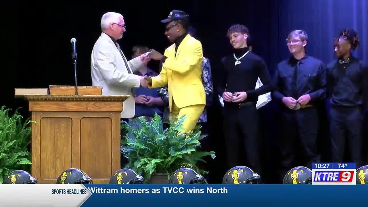 Timpson Bears football team receives state championship rings - YouTube