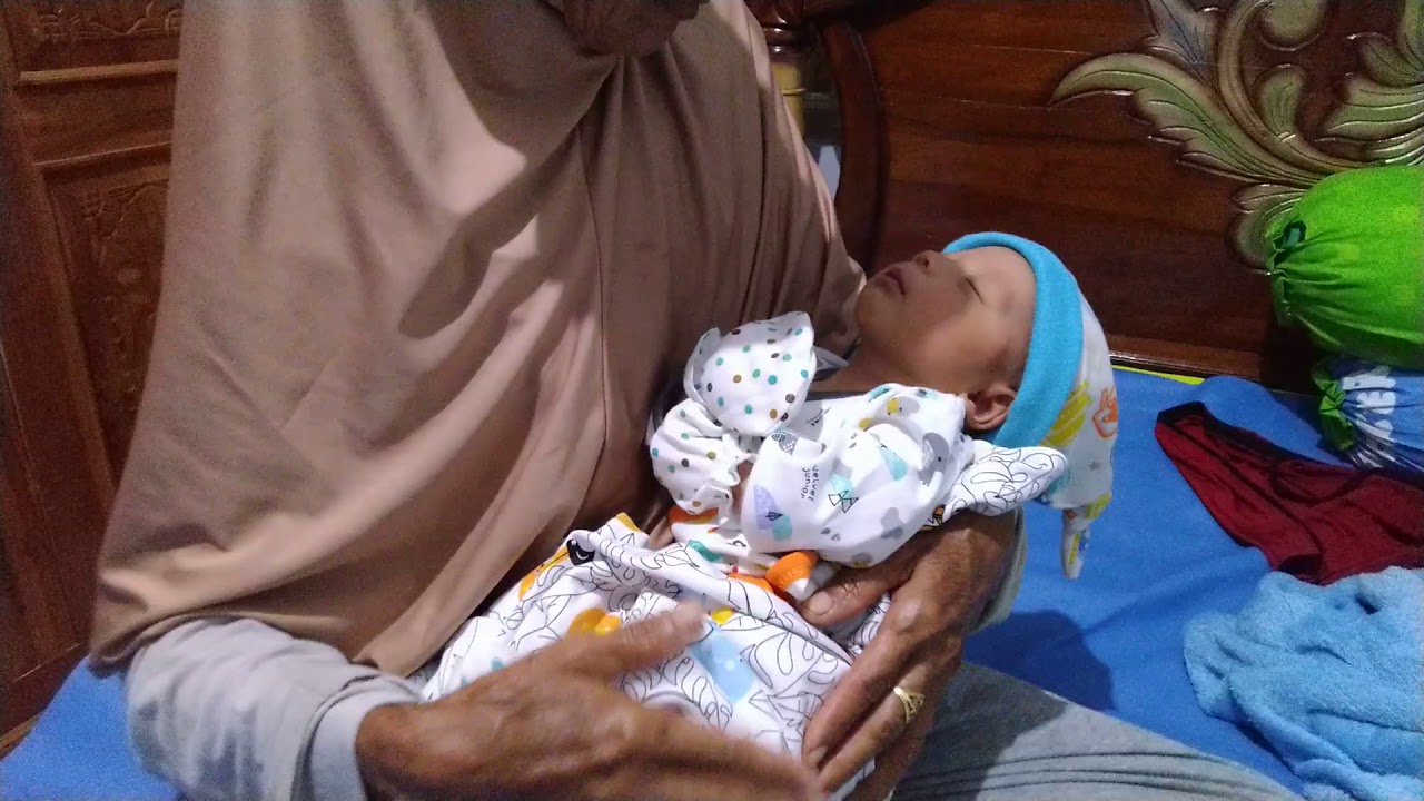 Cara menidurkan bayi nangis dengan di bopong - YouTube