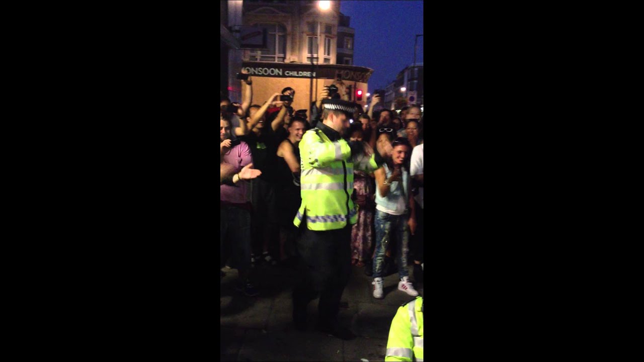 Notting Hill Carnival 2013 Police Dance Off - YouTube