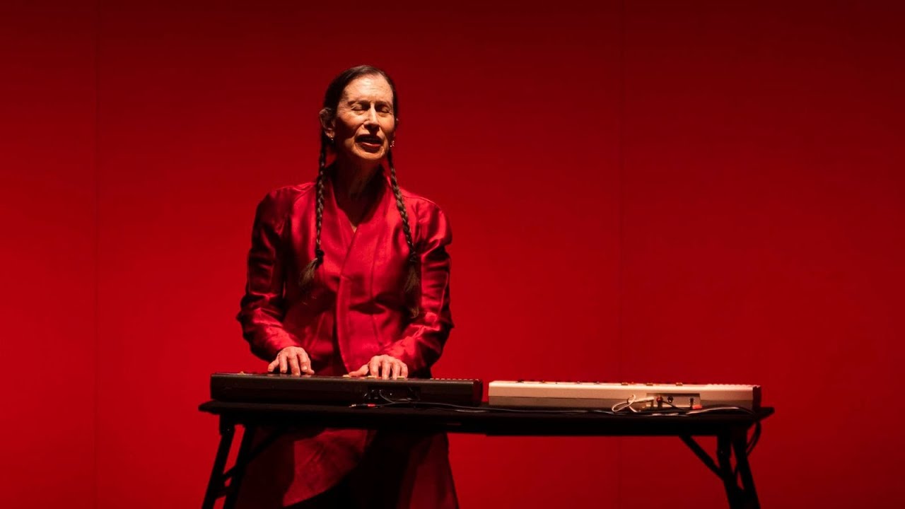 Meredith Monk in concerto con Katie Geissinger e Allison Sniffin - YouTube