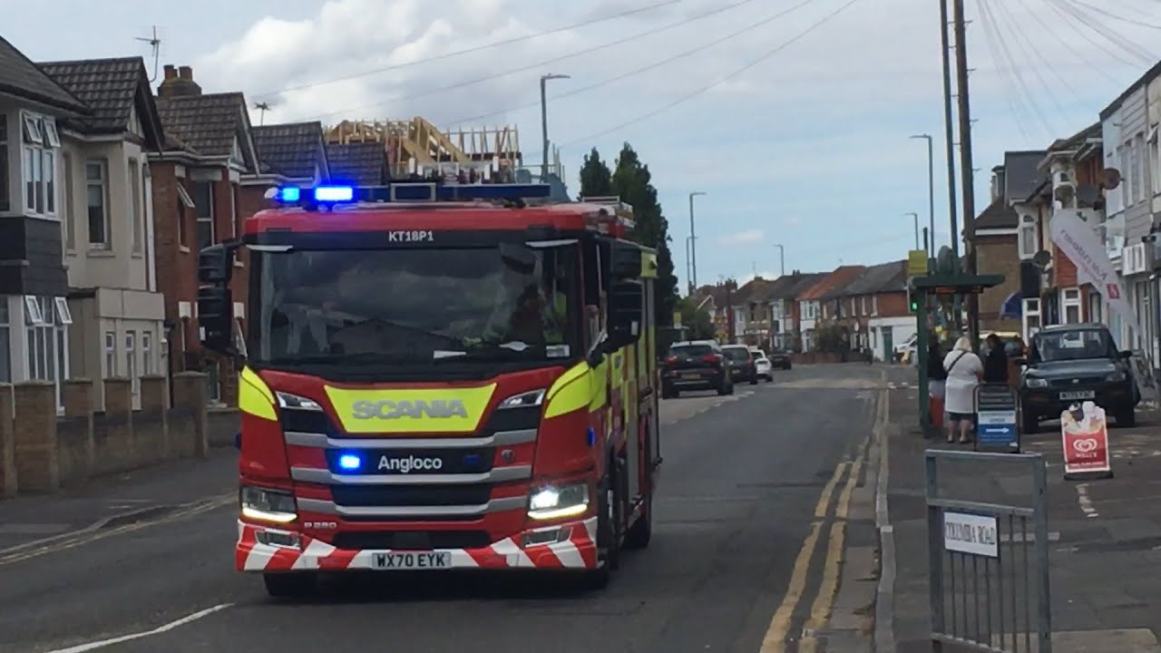 Dorset and Wiltshire Fire and Rescue Poole KT18 P1 Pump Responding in ...