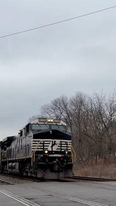 NS 4508 AC44C6M leads NS 28X through Piscataway, NJ! (3/15/25) - YouTube