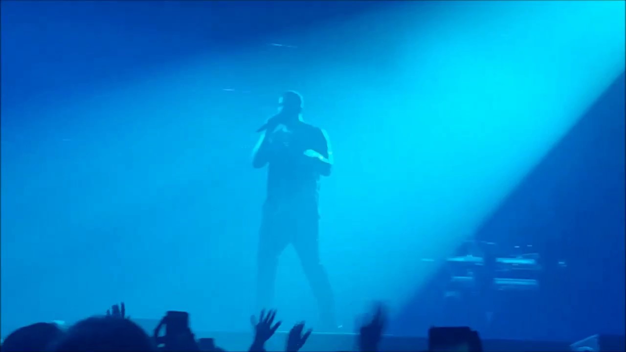 Drake sings acoustic on stage! - YouTube
