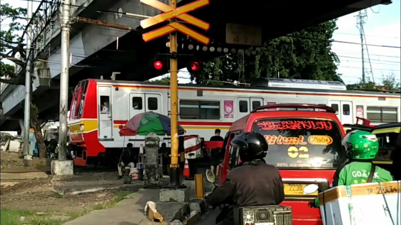 Railroad crossing Perlintasan kereta api krl di stasiun angke - YouTube
