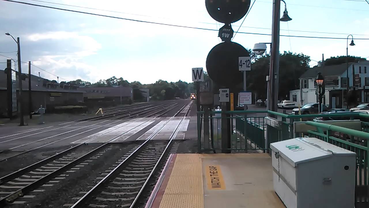 DM30AC 501 makes a noisy arrival into Port Jefferson - YouTube