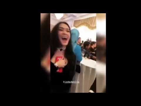 Is dahlia pamerkaan dadanya