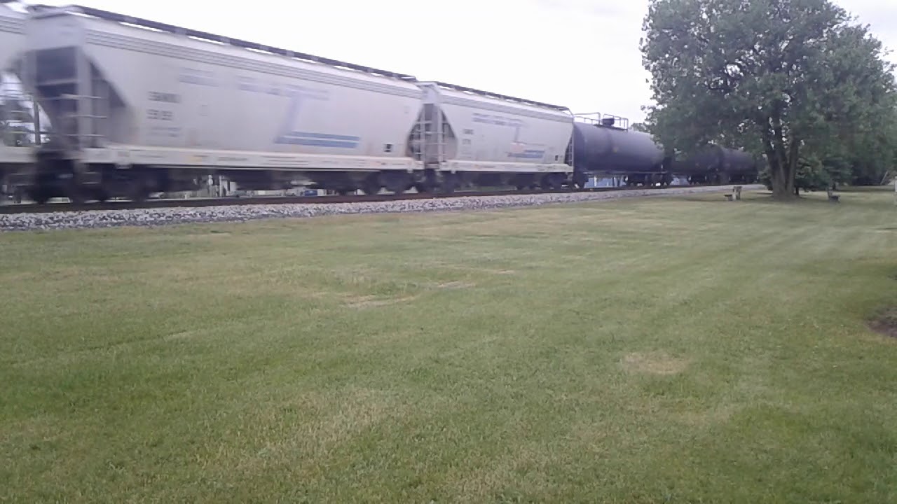 csx engineer gives hornshow - YouTube