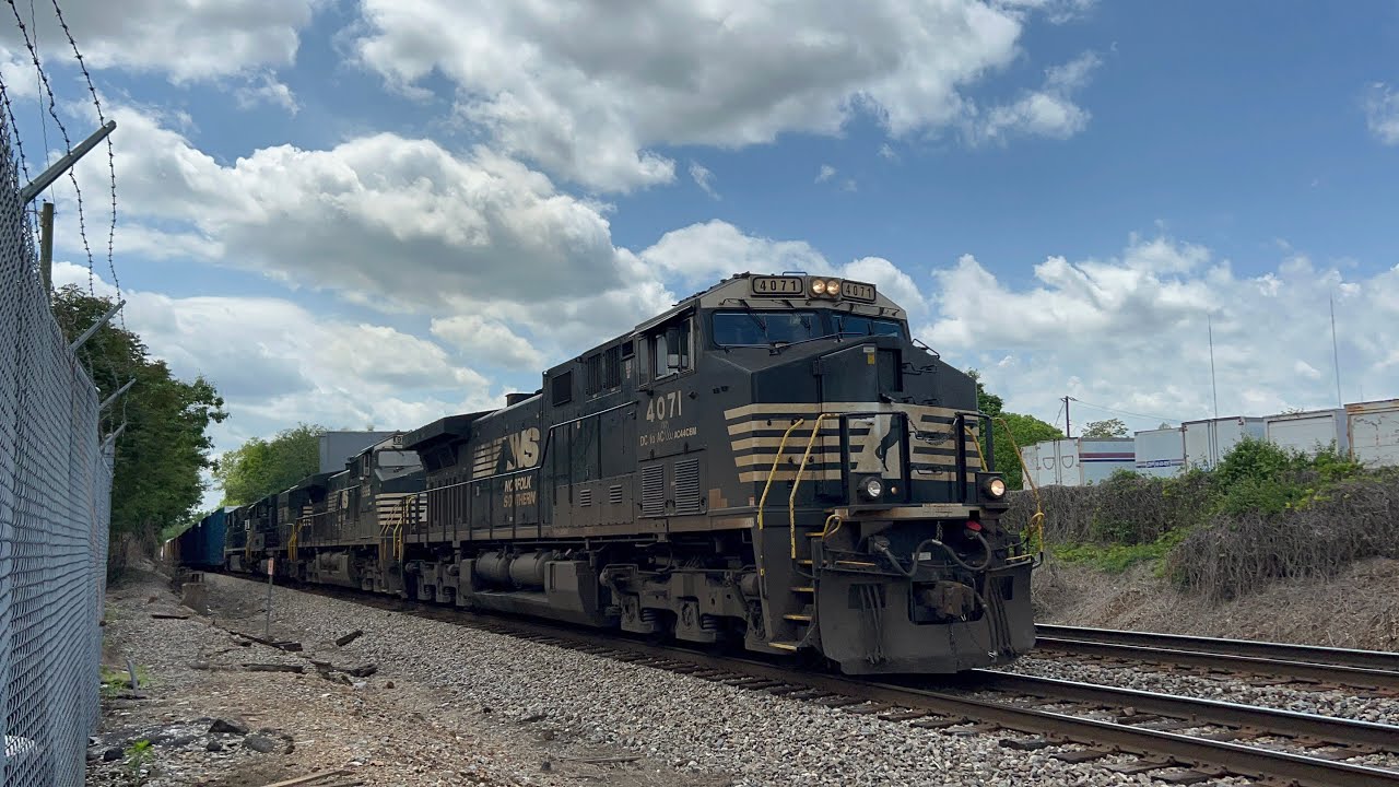 NS AC44C6M 4071 w/ Hybrid K5LA Leads Manifest 126 on 5/9/23 - YouTube