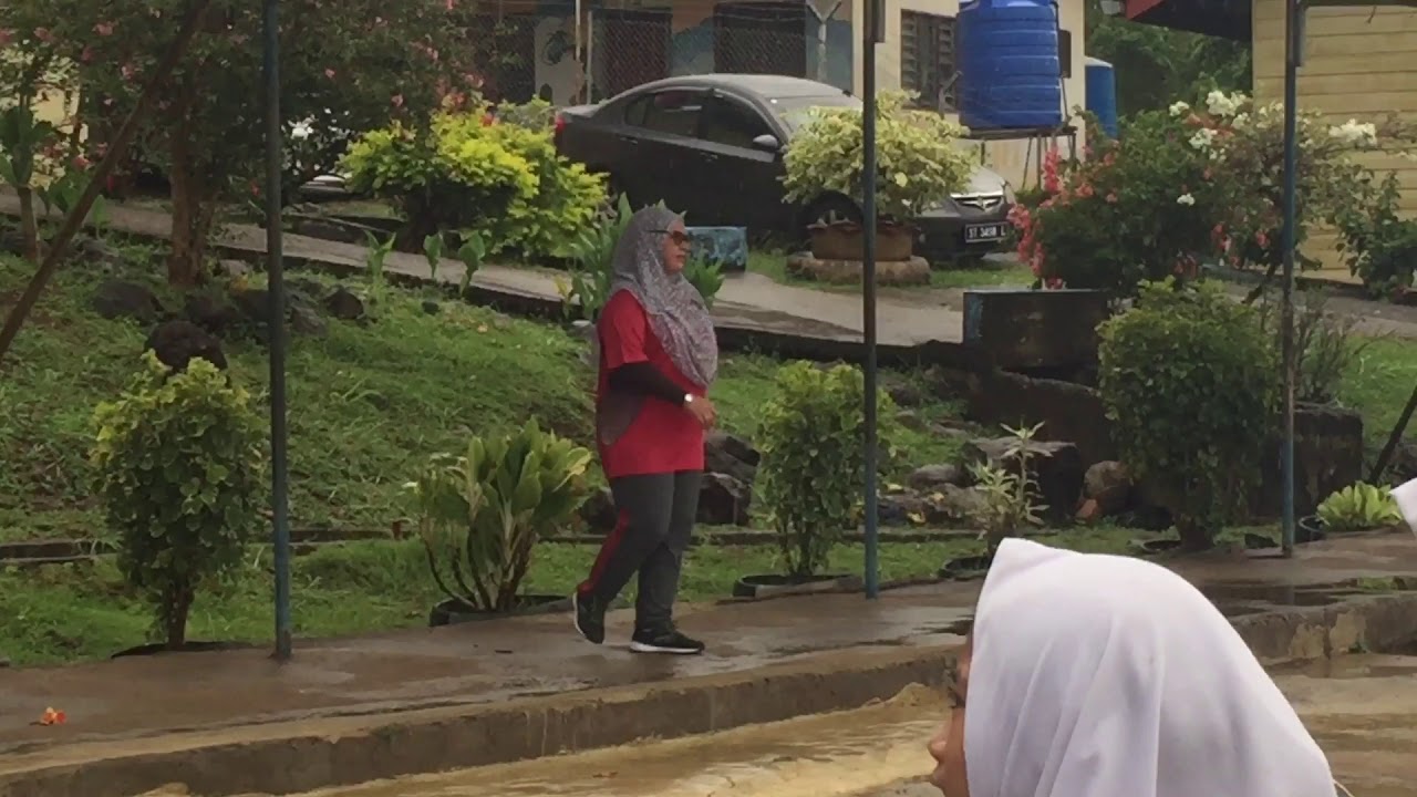 Bailando Zumba Intan Zulaikha - YouTube