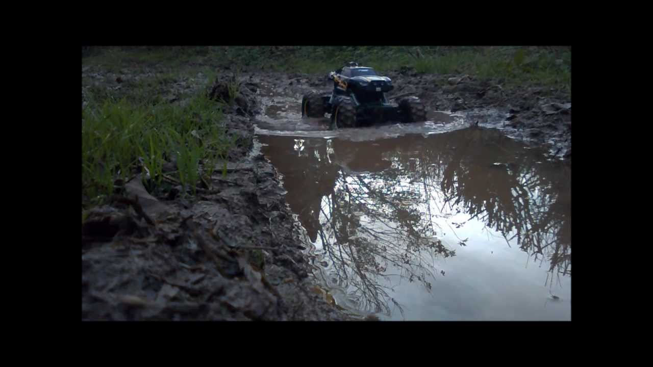 Maisto rock crawler in mud - YouTube