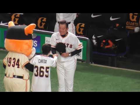 水前寺清子さん 試合前に三百六十五歩のマーチを熱唱! 巨人vs DeNA 2023/7/7 - YouTube