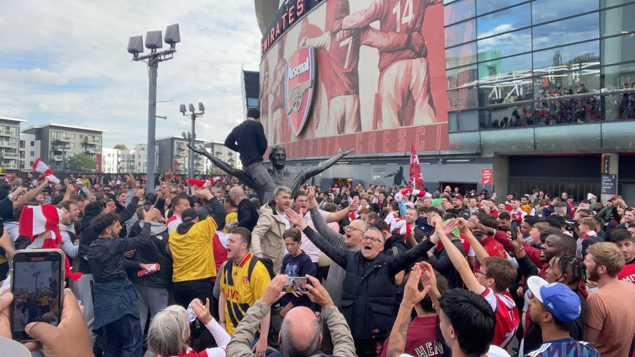 Arsenal fans celebrate outside Emirates stadium after North London ...