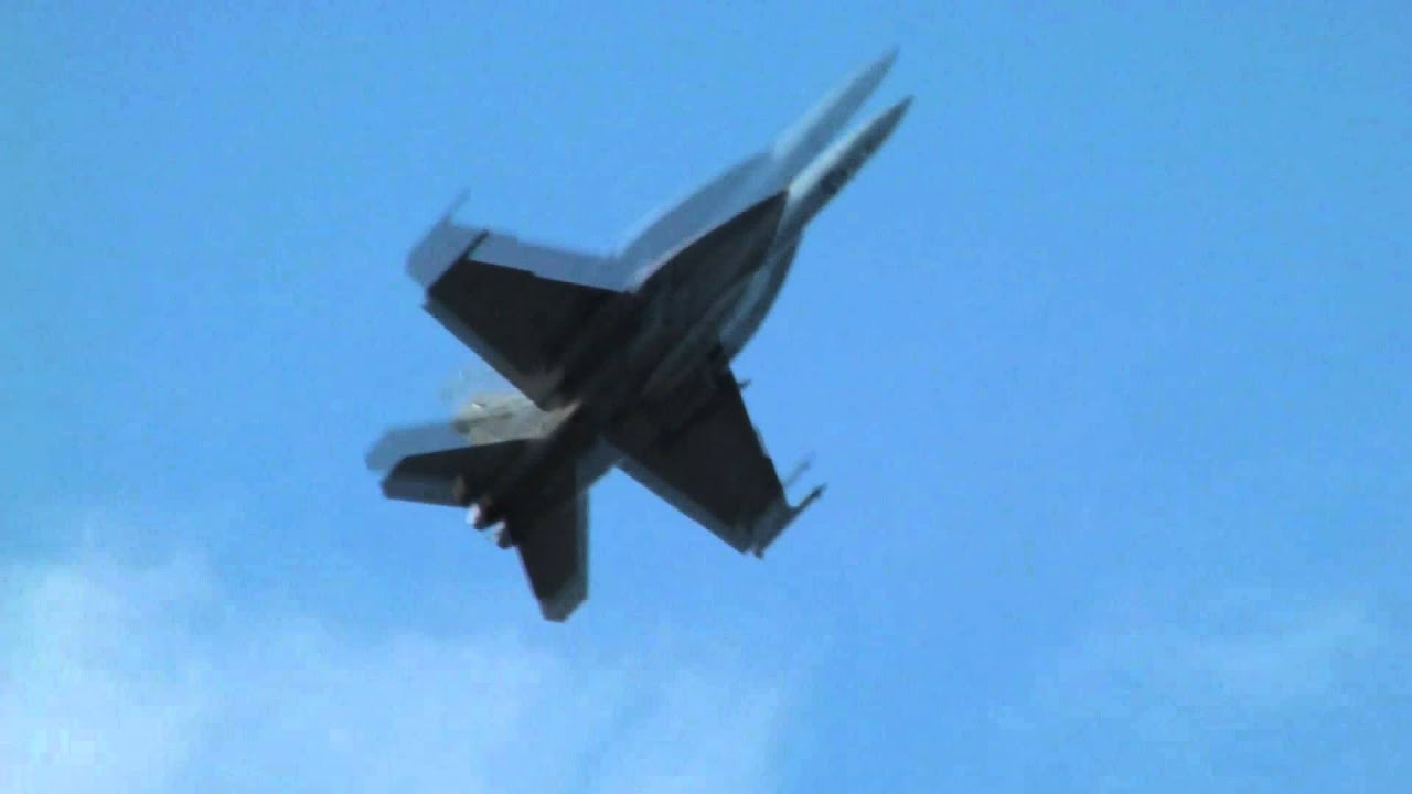 F/A-18 Super Hornet at Riverfire 2011 - YouTube
